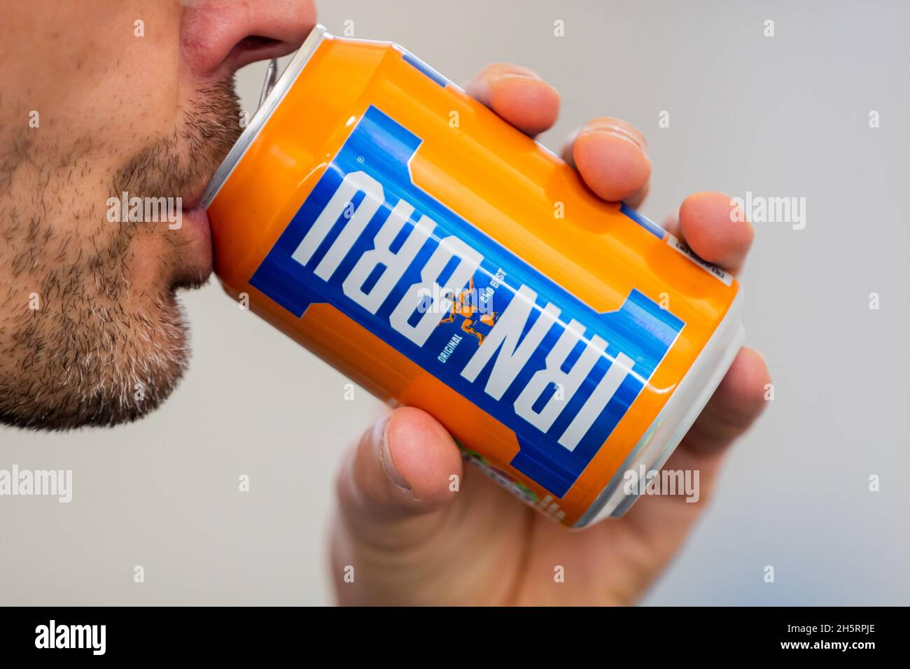Glasgow, UK. 11th Nov, 2021. A man drinks the Scottish lemonade "Irn ...