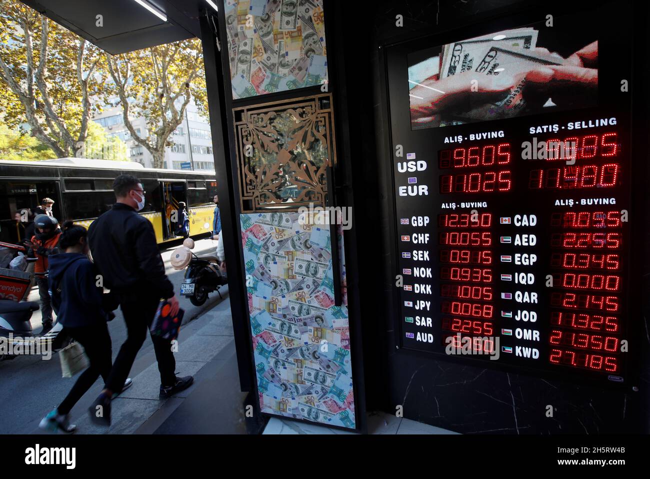 Currency exchange board istanbul hi-res stock photography and images ...