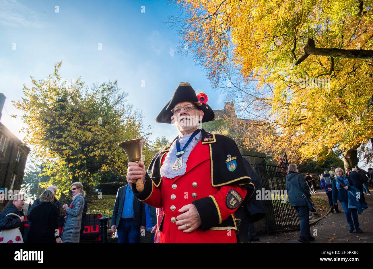 Clitheroe, Lancashire, UK. 11th Nov, 2021. Clitheroe town crier Roland ...
