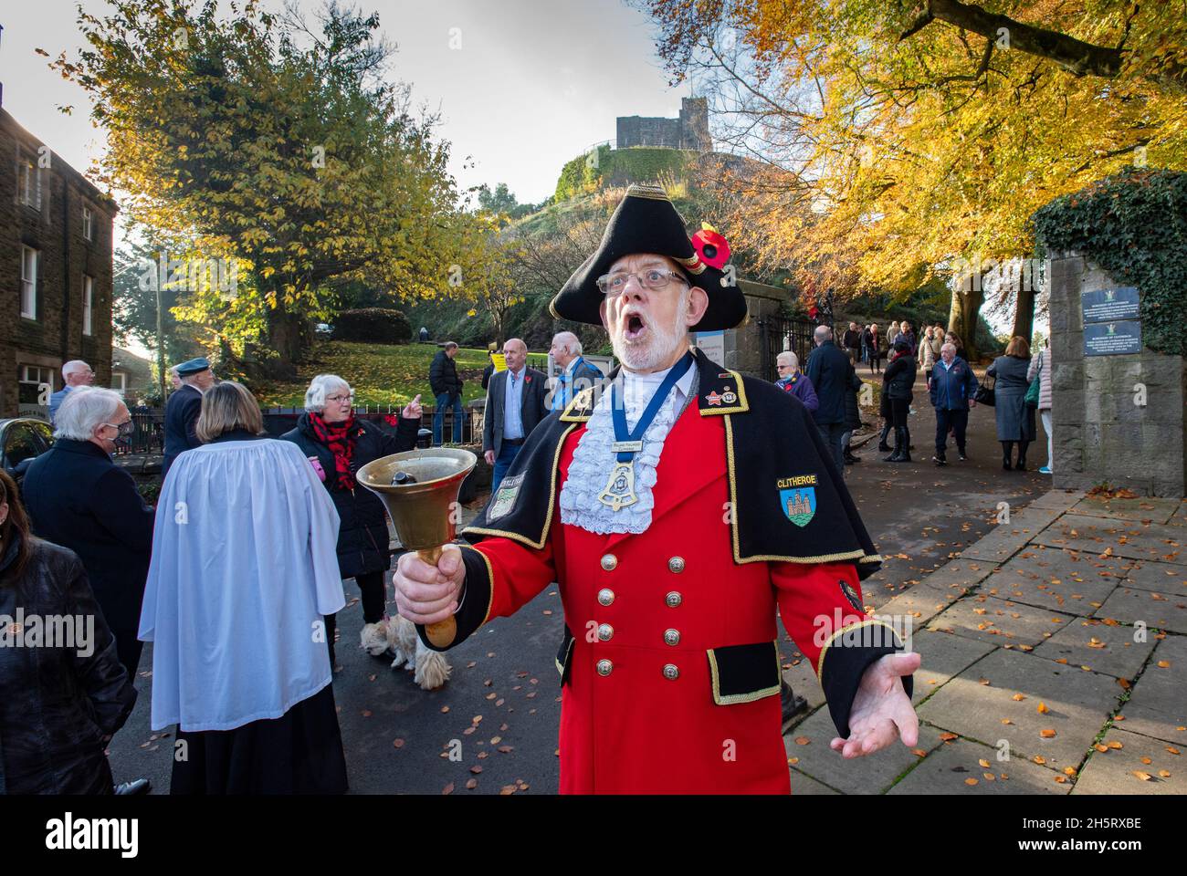 Clitheroe, Lancashire, UK. 11th Nov, 2021. Clitheroe town crier Roland ...