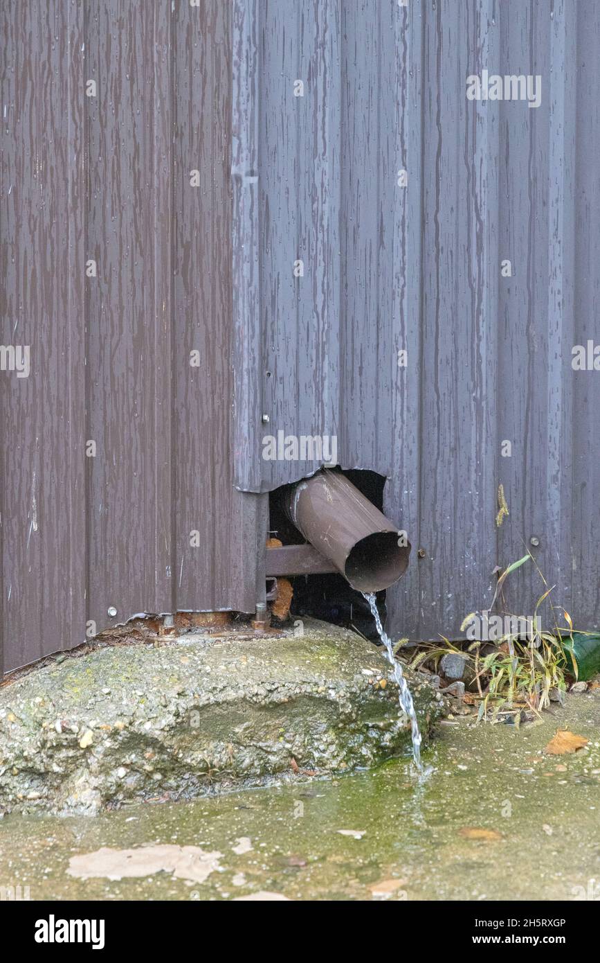 Leaking gutter hi-res stock photography and images - Alamy