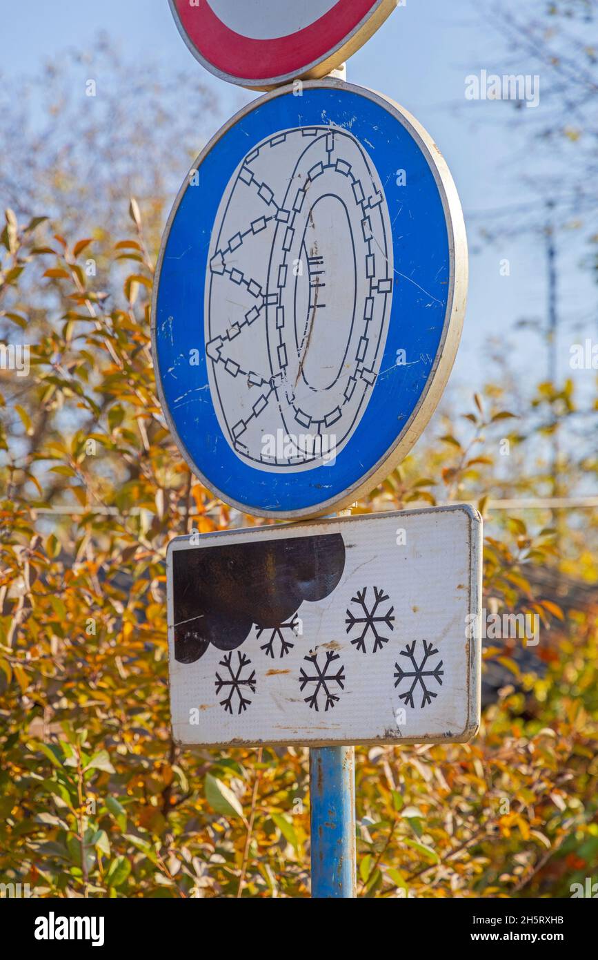 Sign road chains tire hi-res stock photography and images - Alamy