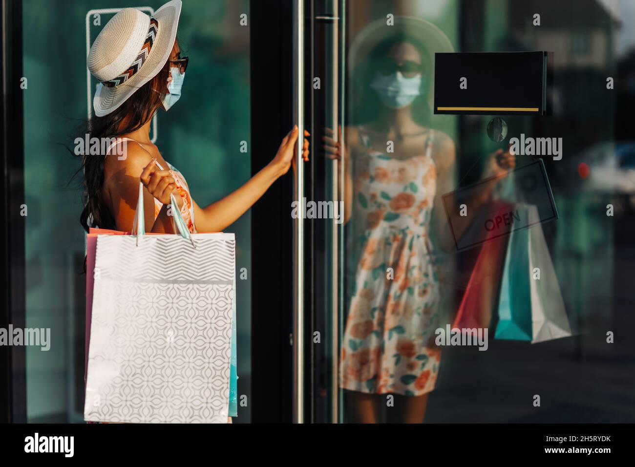 Black friday people entering shop hi-res stock photography and images ...