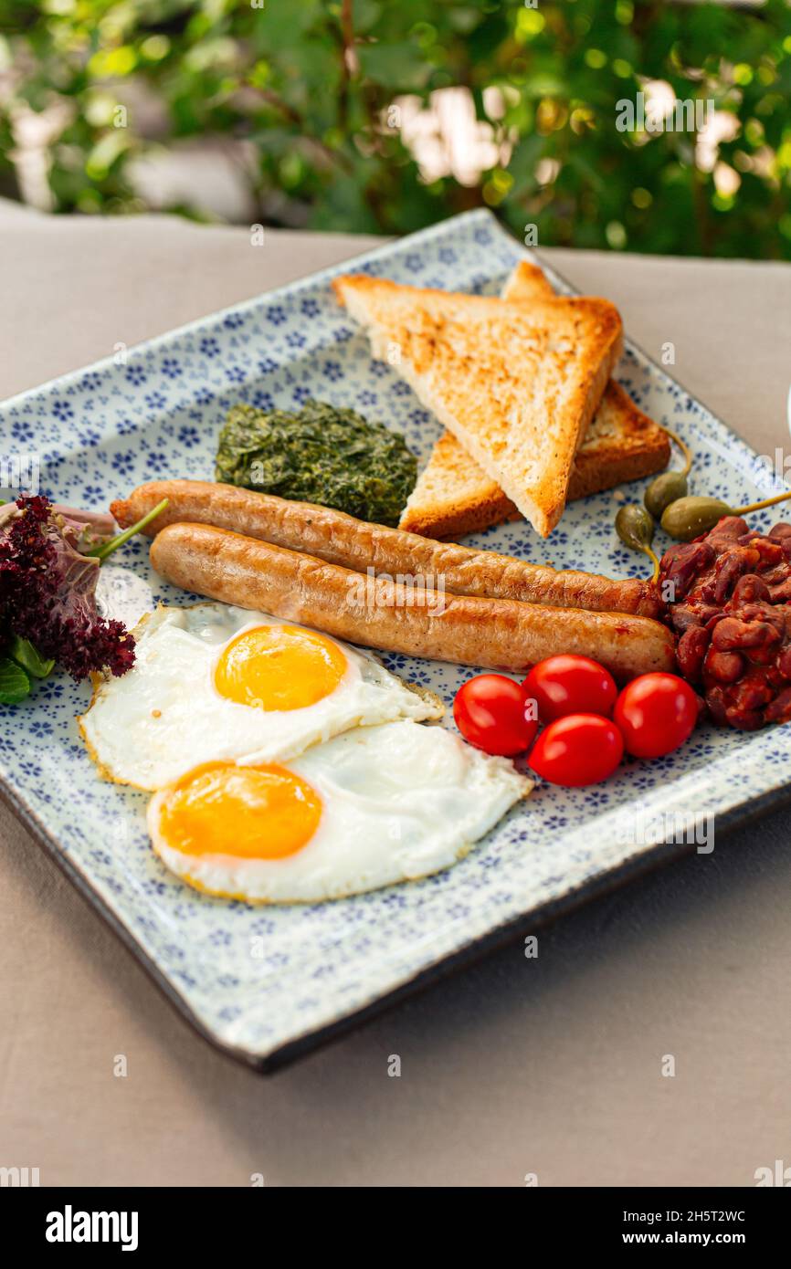 English breakfast breakfast served hi-res stock photography and images ...