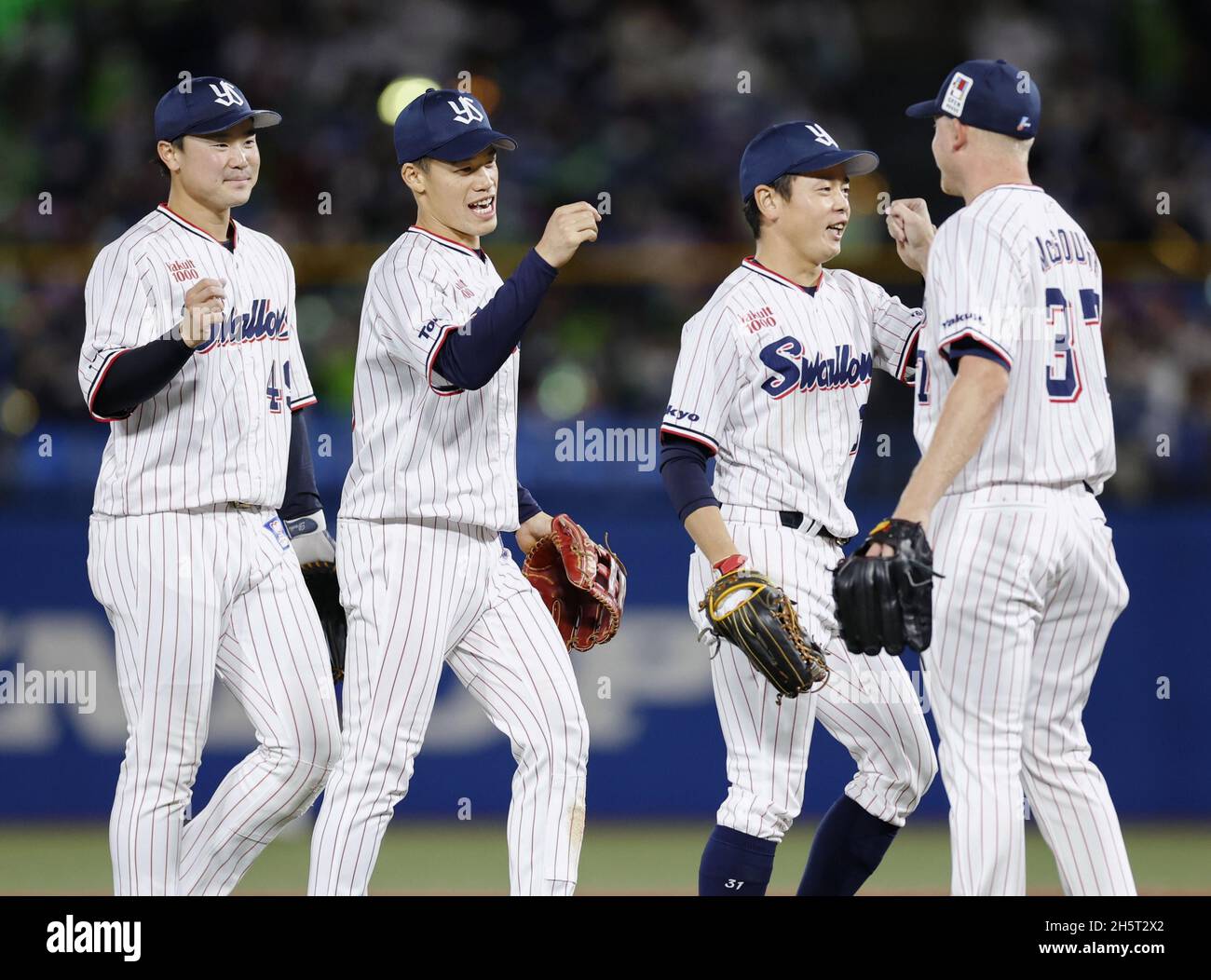 Yakult Swallows players celebrate after defeating the Yomiuri Giants 5 ...