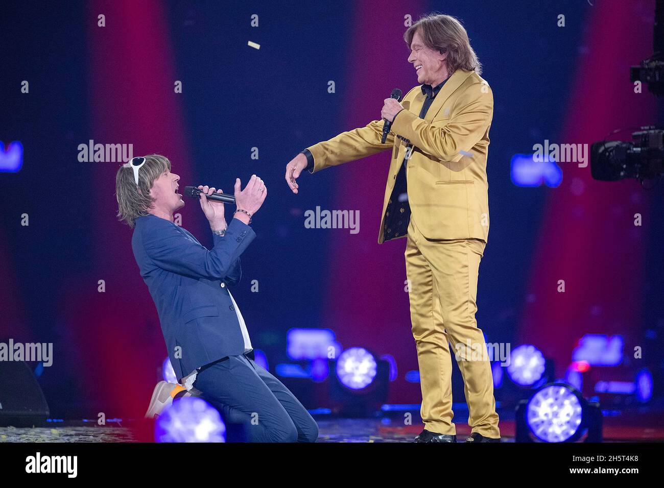 Dortmund, Deutschland. 23rd Oct, 2021. Mickie KRAUSE (D, l.), Saenger ...