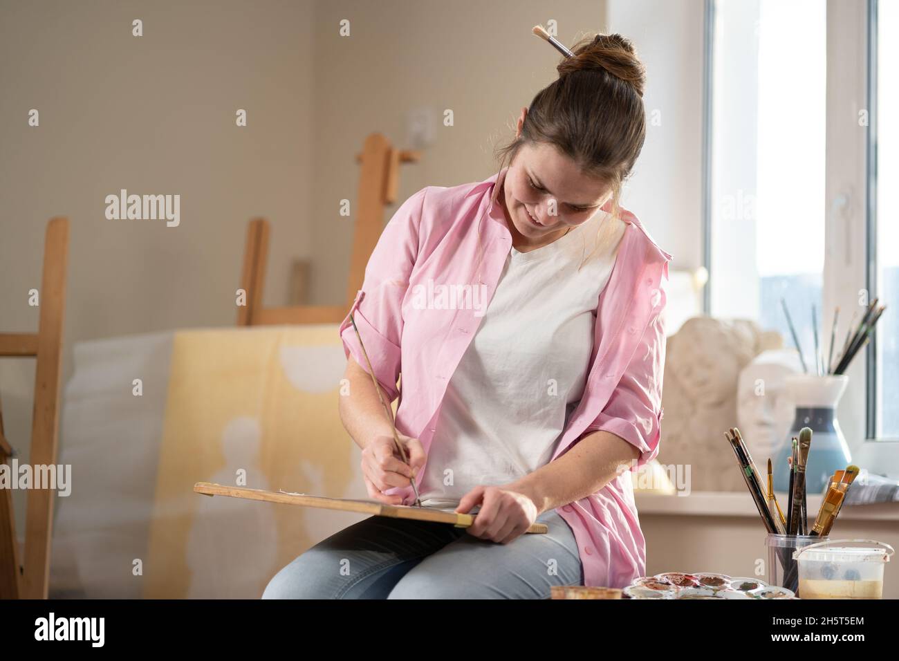 Artist working in gallery studio hi-res stock photography and images ...