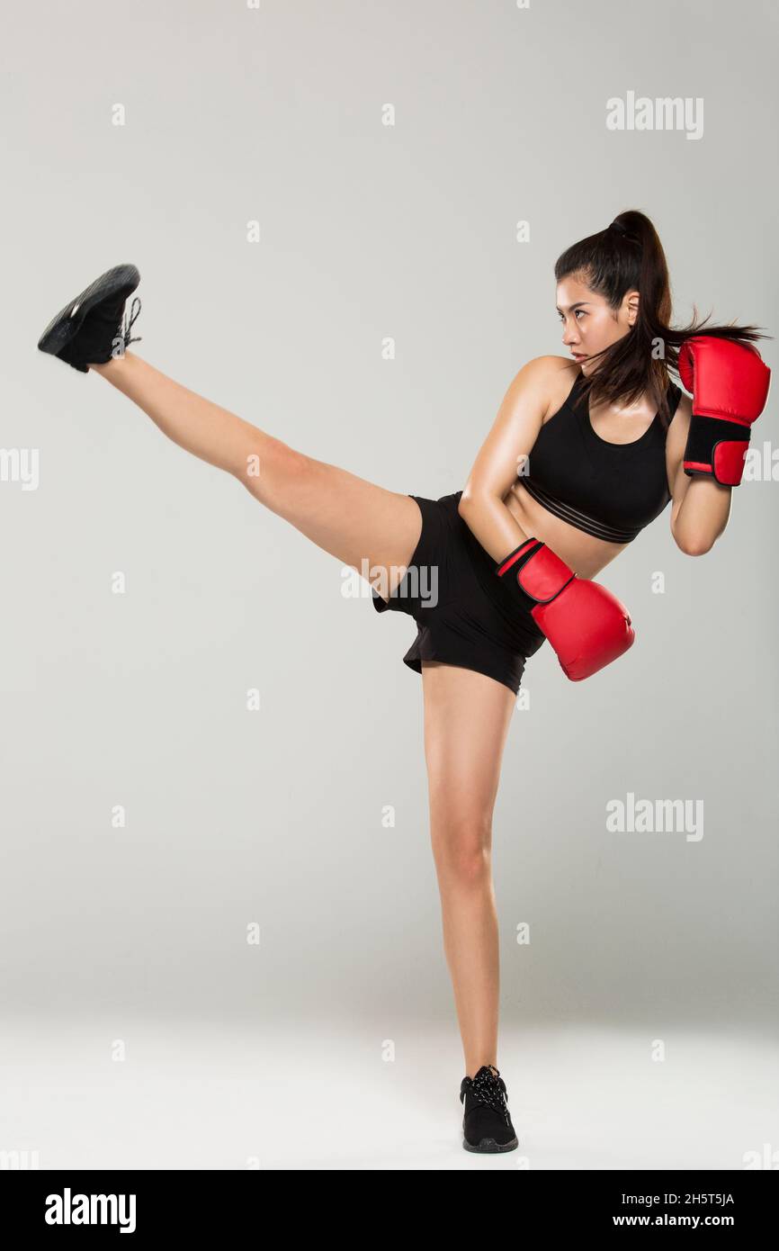 Young and beautiful female boxer Stock Photo - Alamy