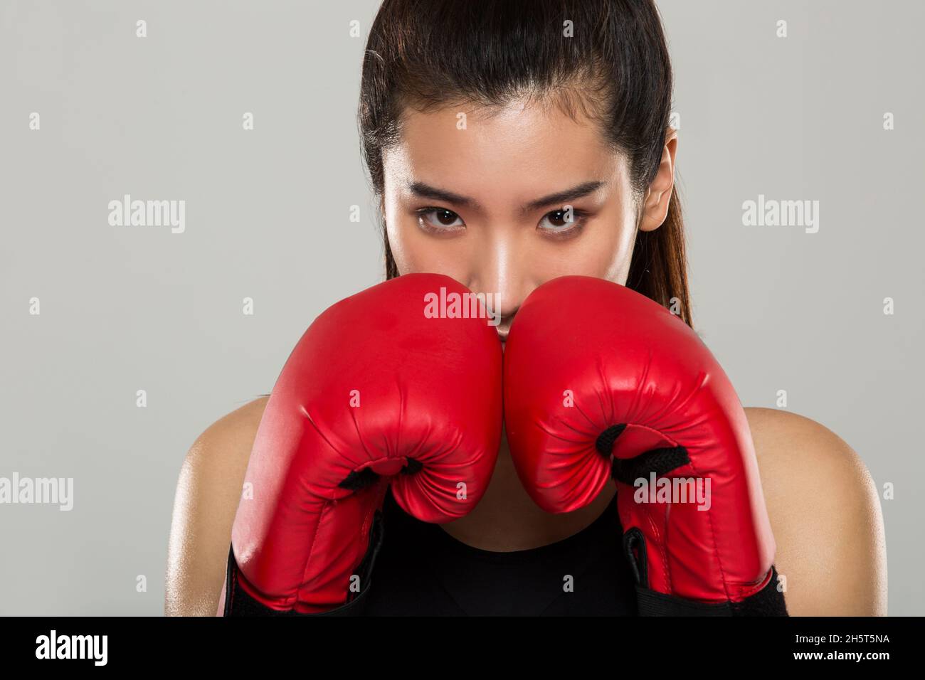 Young and beautiful female boxer Stock Photo - Alamy