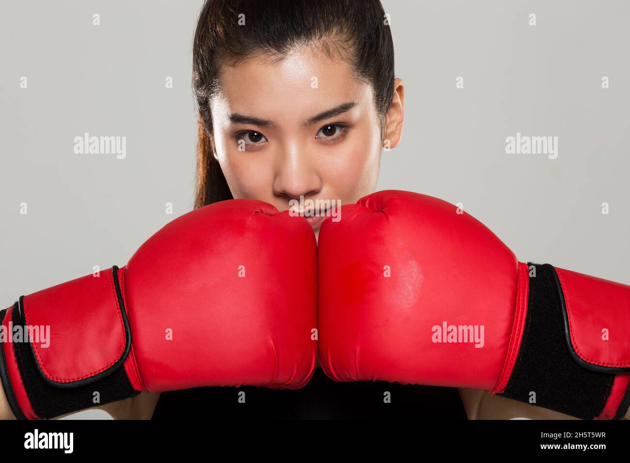 Young and beautiful female boxer Stock Photo - Alamy