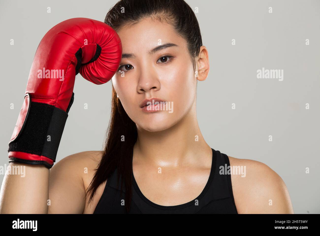 Young and beautiful female boxer Stock Photo - Alamy