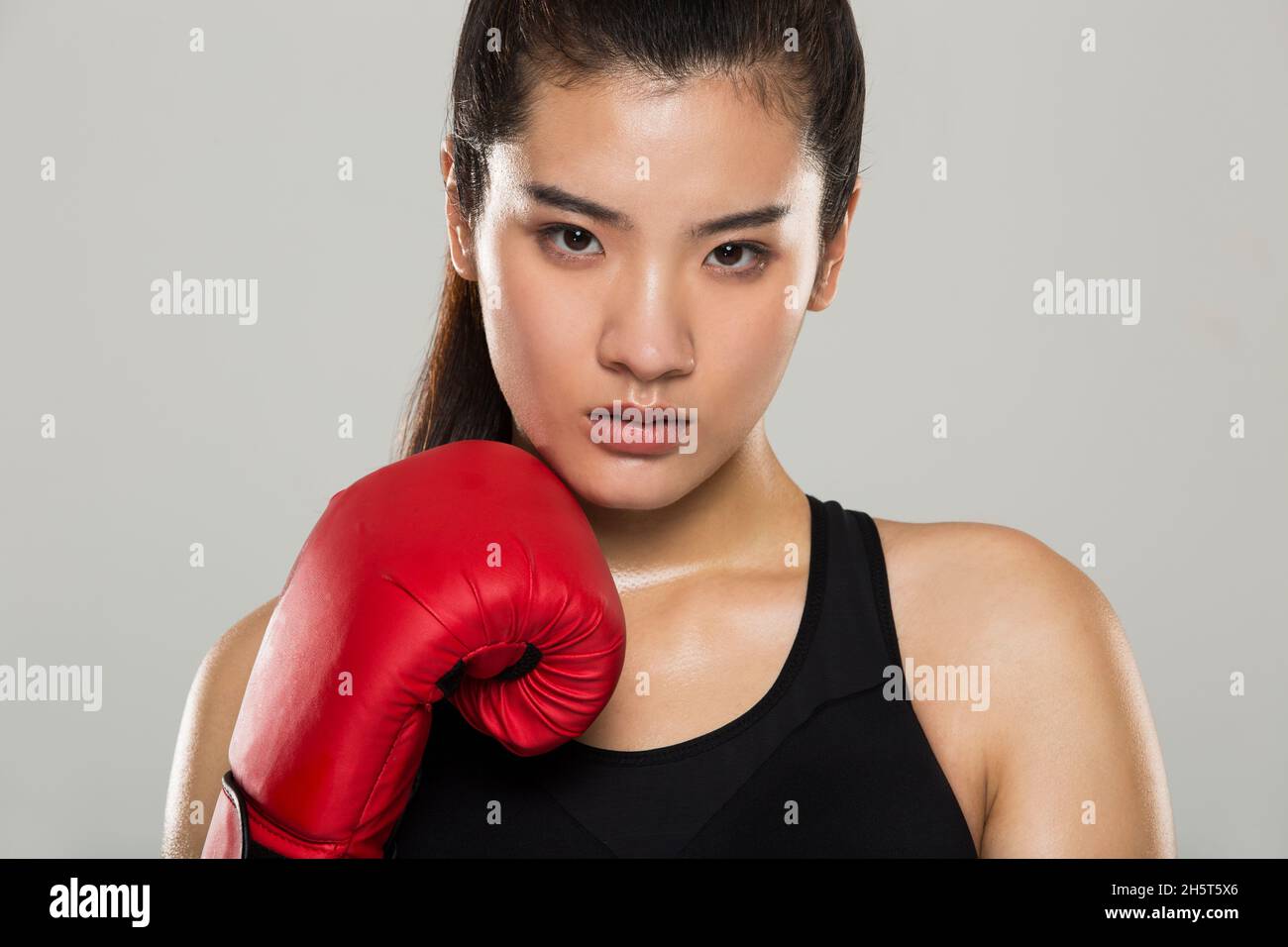 Young and beautiful female boxer Stock Photo - Alamy