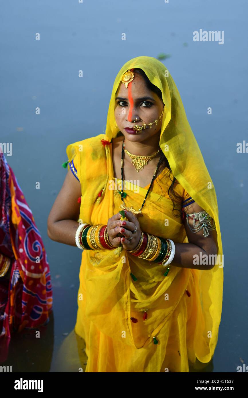 Hindu devotees offering prayer Stock Photo - Alamy