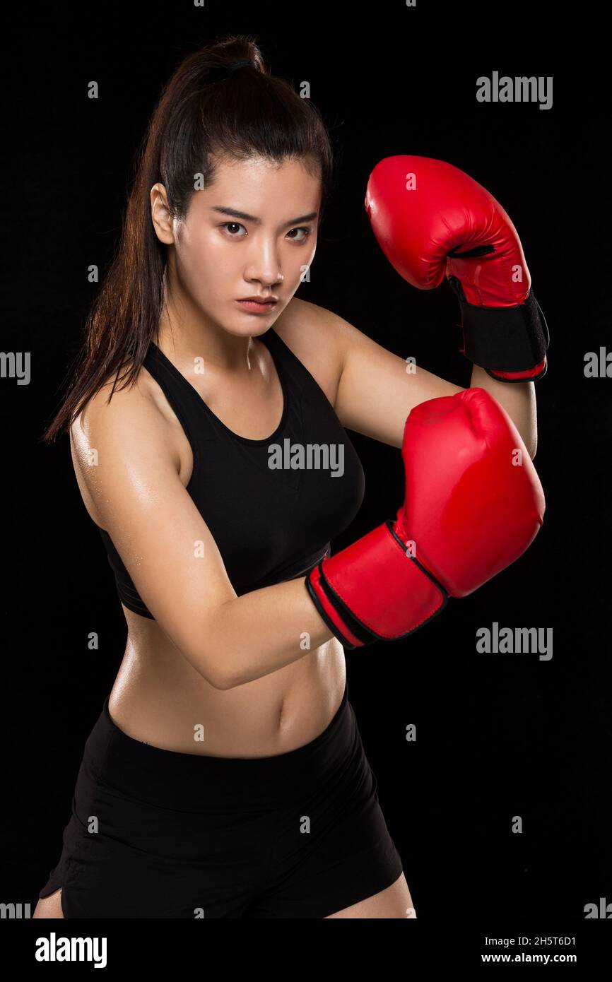 Young and beautiful female boxer Stock Photo - Alamy