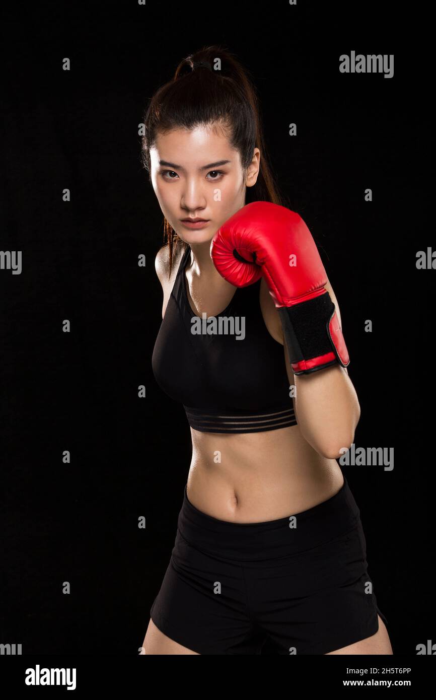 Young and beautiful female boxer Stock Photo - Alamy