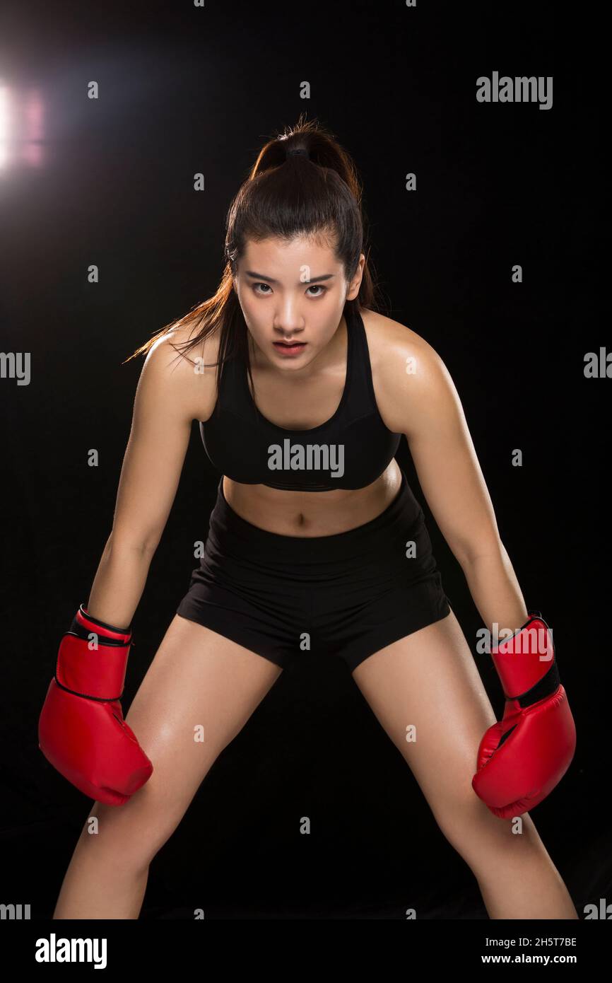 Young and beautiful female boxer Stock Photo - Alamy