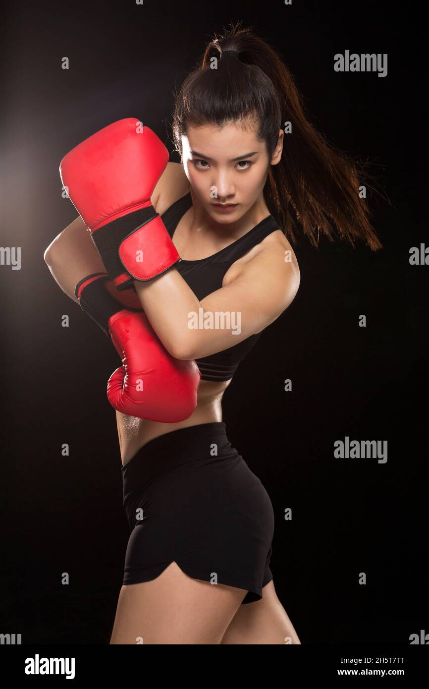 Young and beautiful female boxer Stock Photo - Alamy