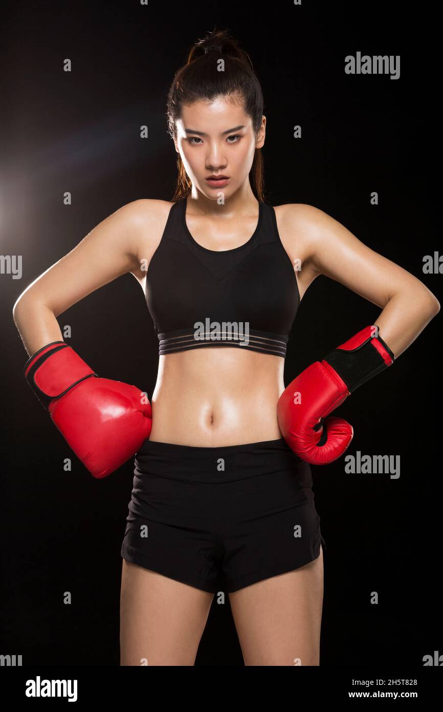Young and beautiful female boxer Stock Photo - Alamy