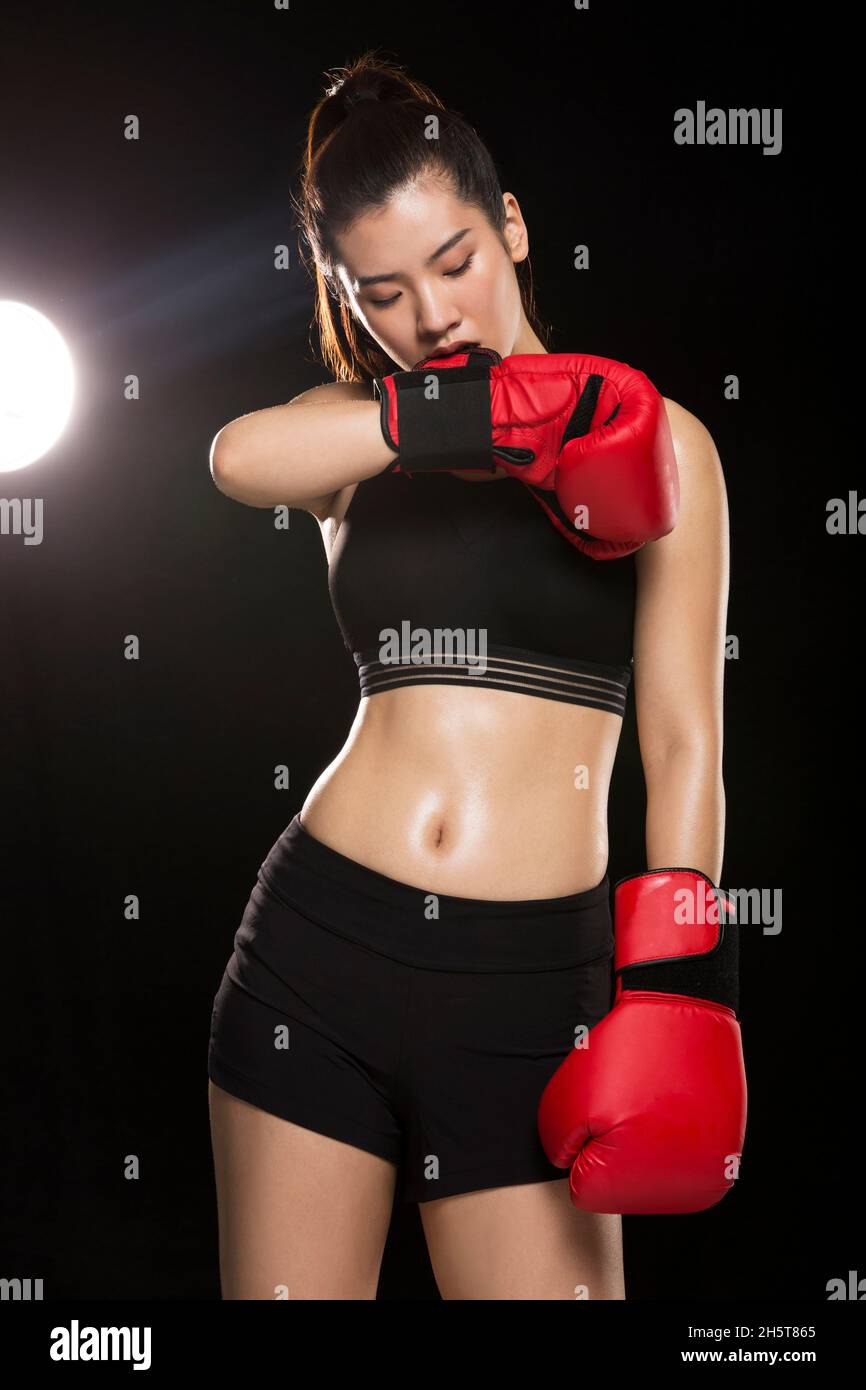 Young and beautiful female boxer Stock Photo - Alamy