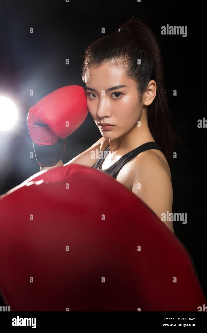 Young and beautiful female boxer Stock Photo - Alamy