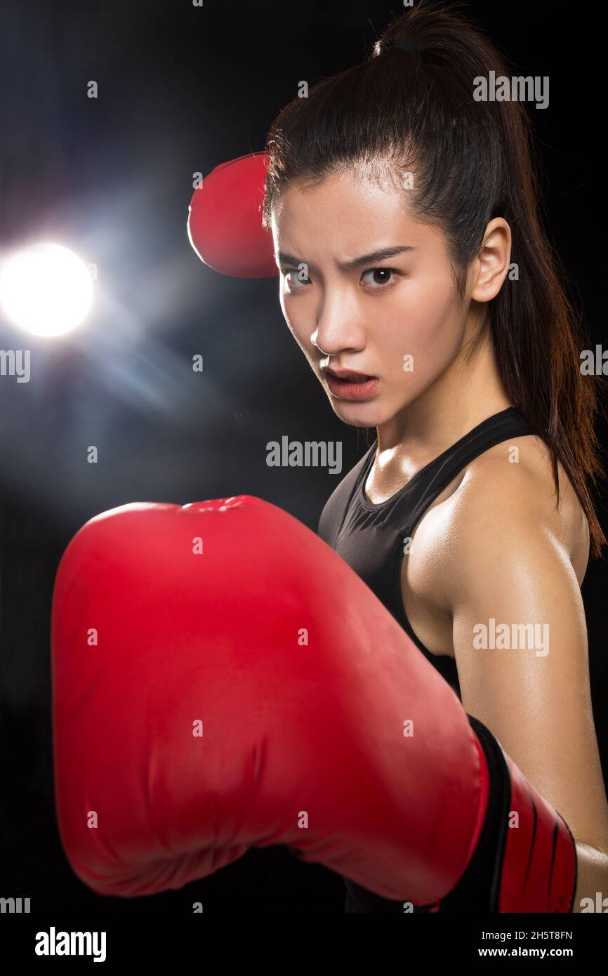 Young and beautiful female boxer Stock Photo - Alamy