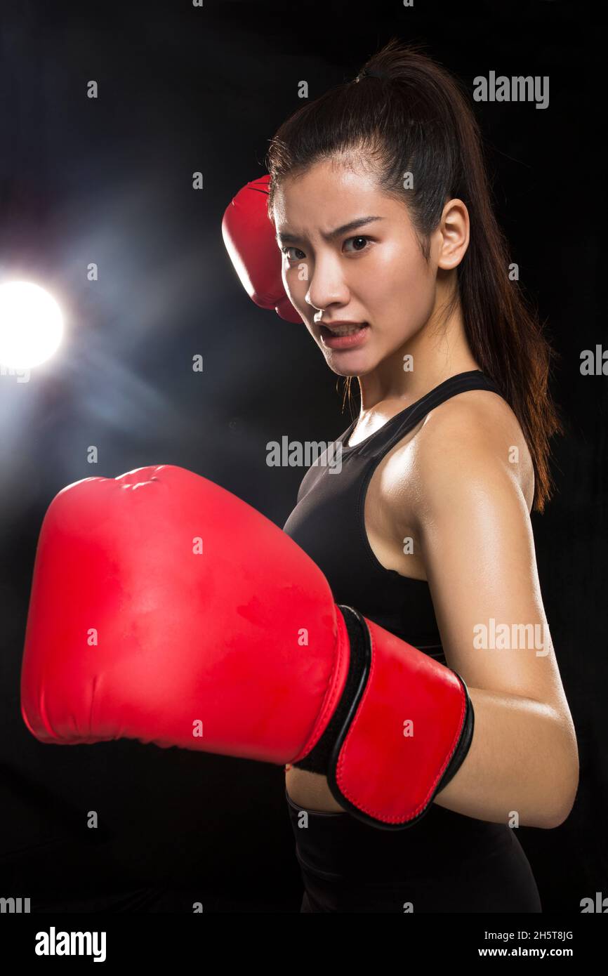 Young and beautiful female boxer Stock Photo - Alamy
