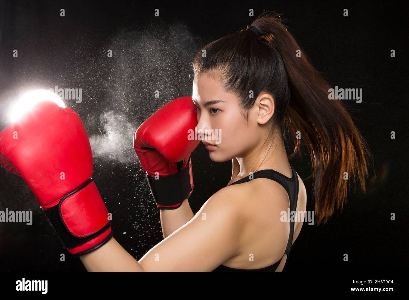 Young and beautiful female boxer Stock Photo - Alamy