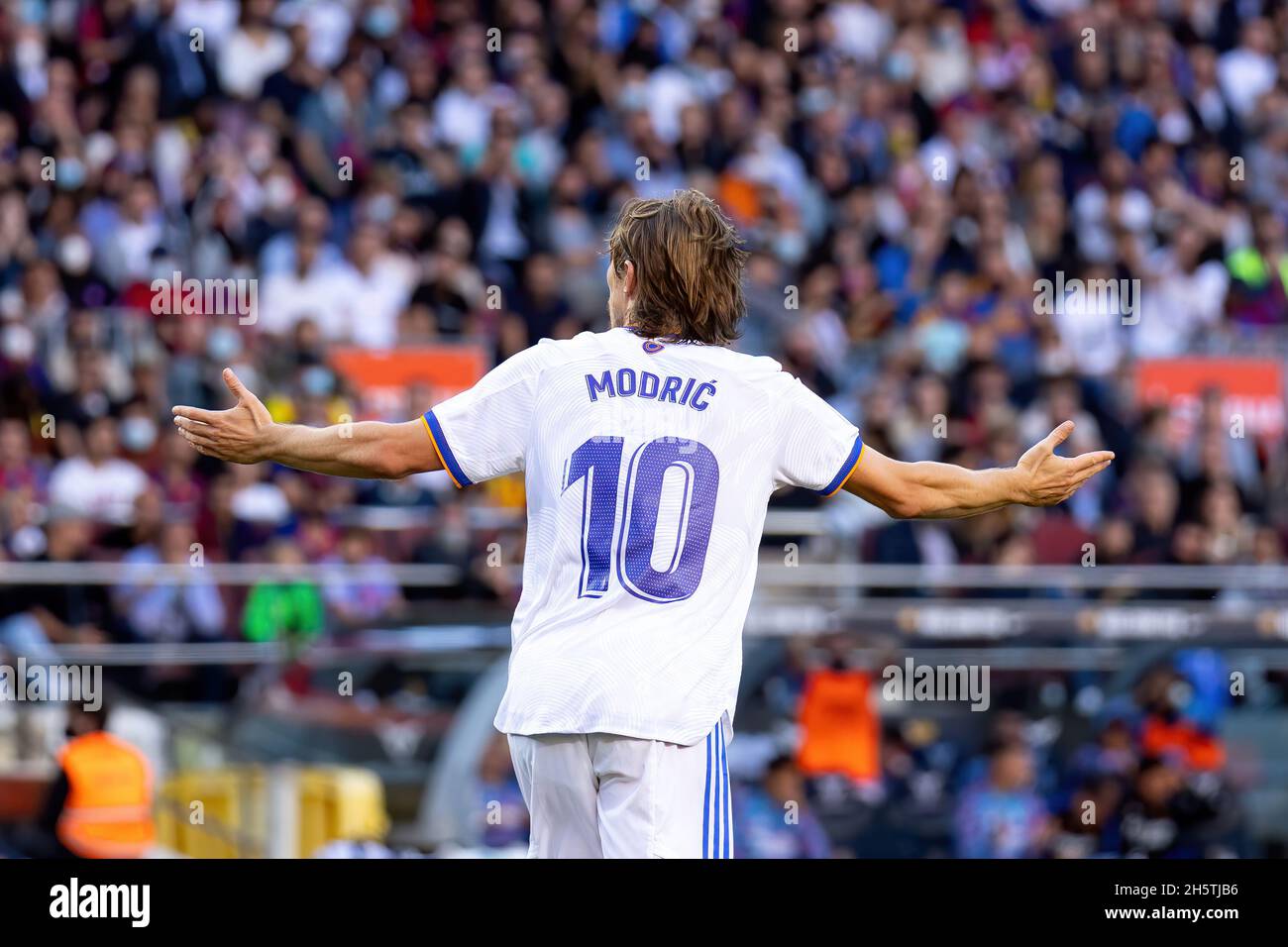 BARCELONA - OCT 24: Luka Modric in action during the La Liga match ...