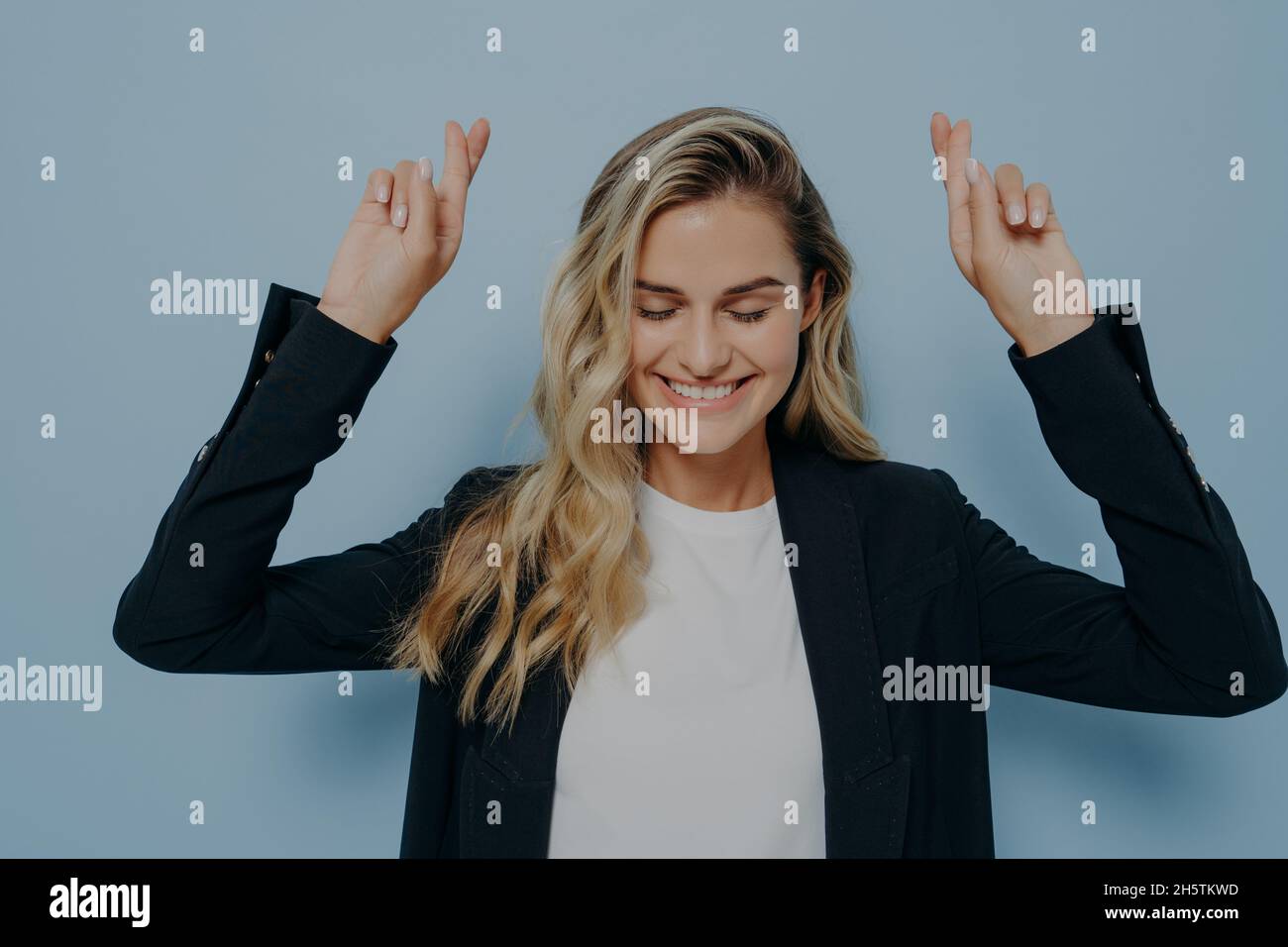 Crossed fingers hi-res stock photography and images - Alamy