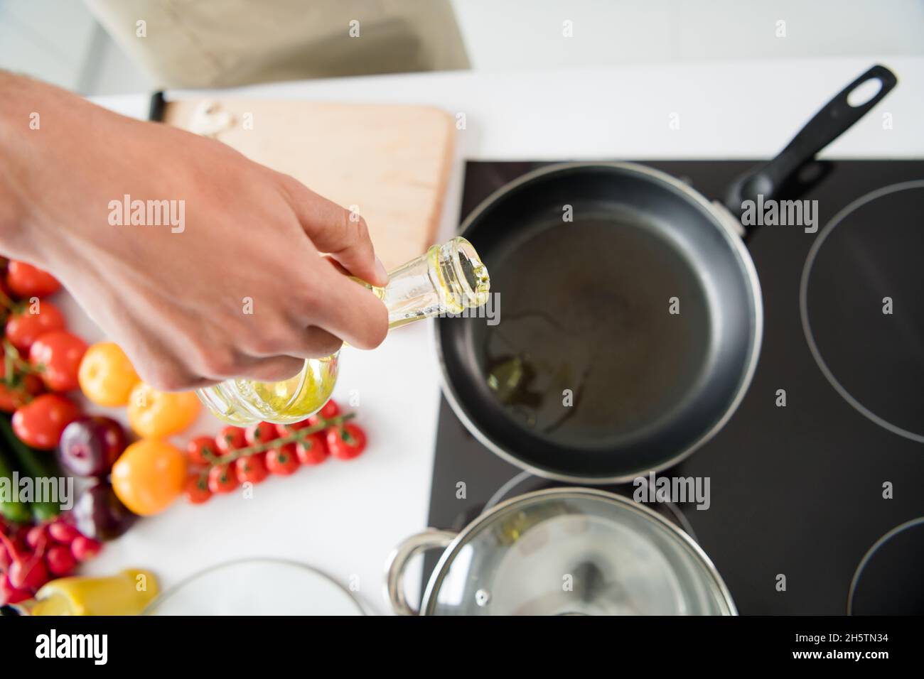 Man pouring cooking oil frying hi-res stock photography and images - Alamy
