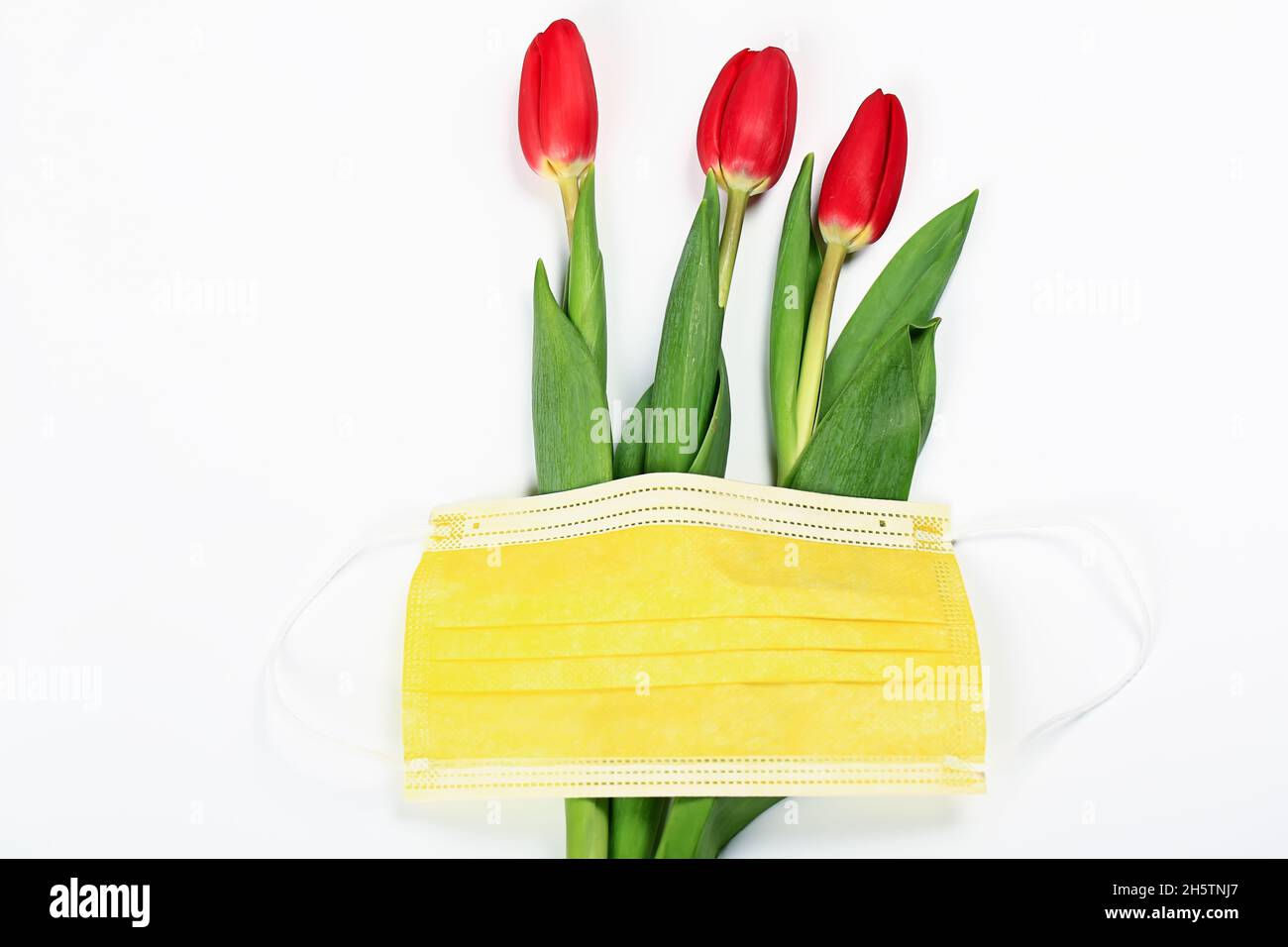 Yellow mask surgeon hi-res stock photography and images - Alamy