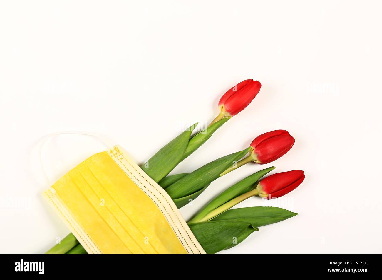 Yellow mask surgeon hi-res stock photography and images - Alamy