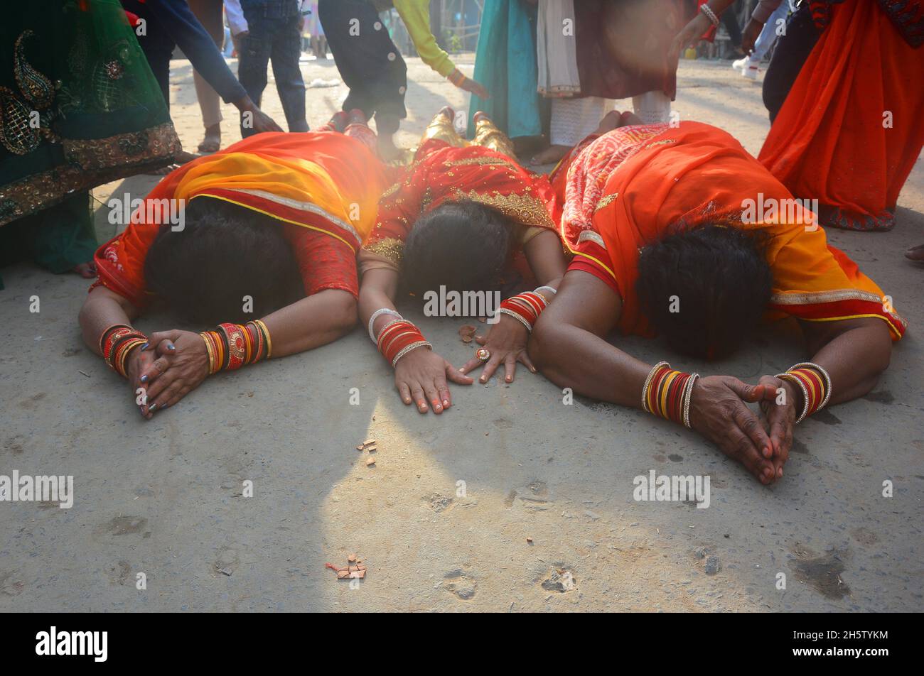 Kolkata, West Bengal, India. 11th Nov, 2021. Fourth day of Chhath puja ...