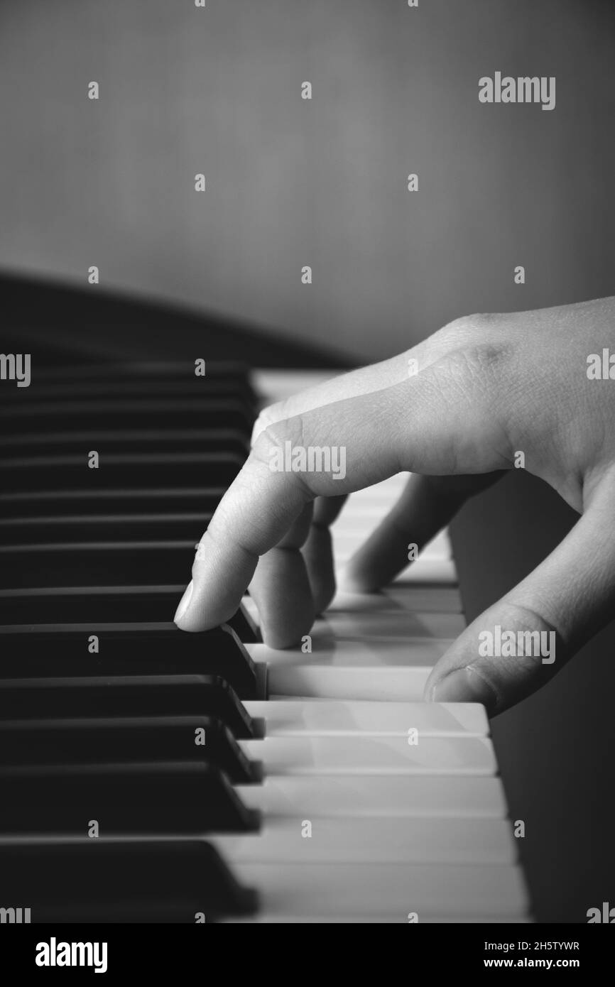 Hand keyboard piano hi-res stock photography and images - Alamy