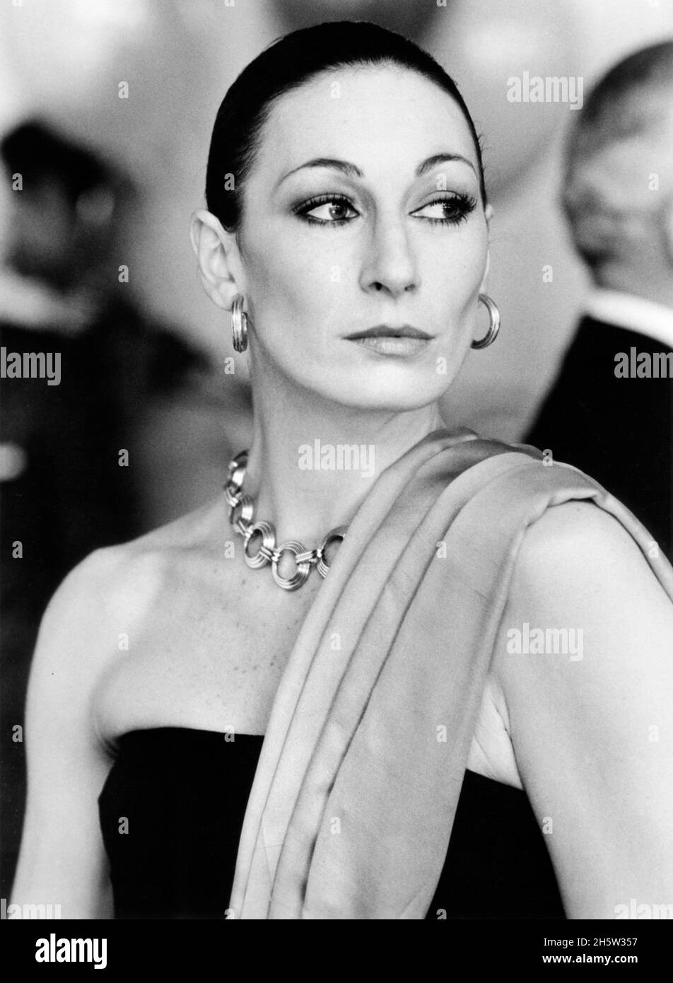 Anjelica huston Black and White Stock Photos & Images - Alamy