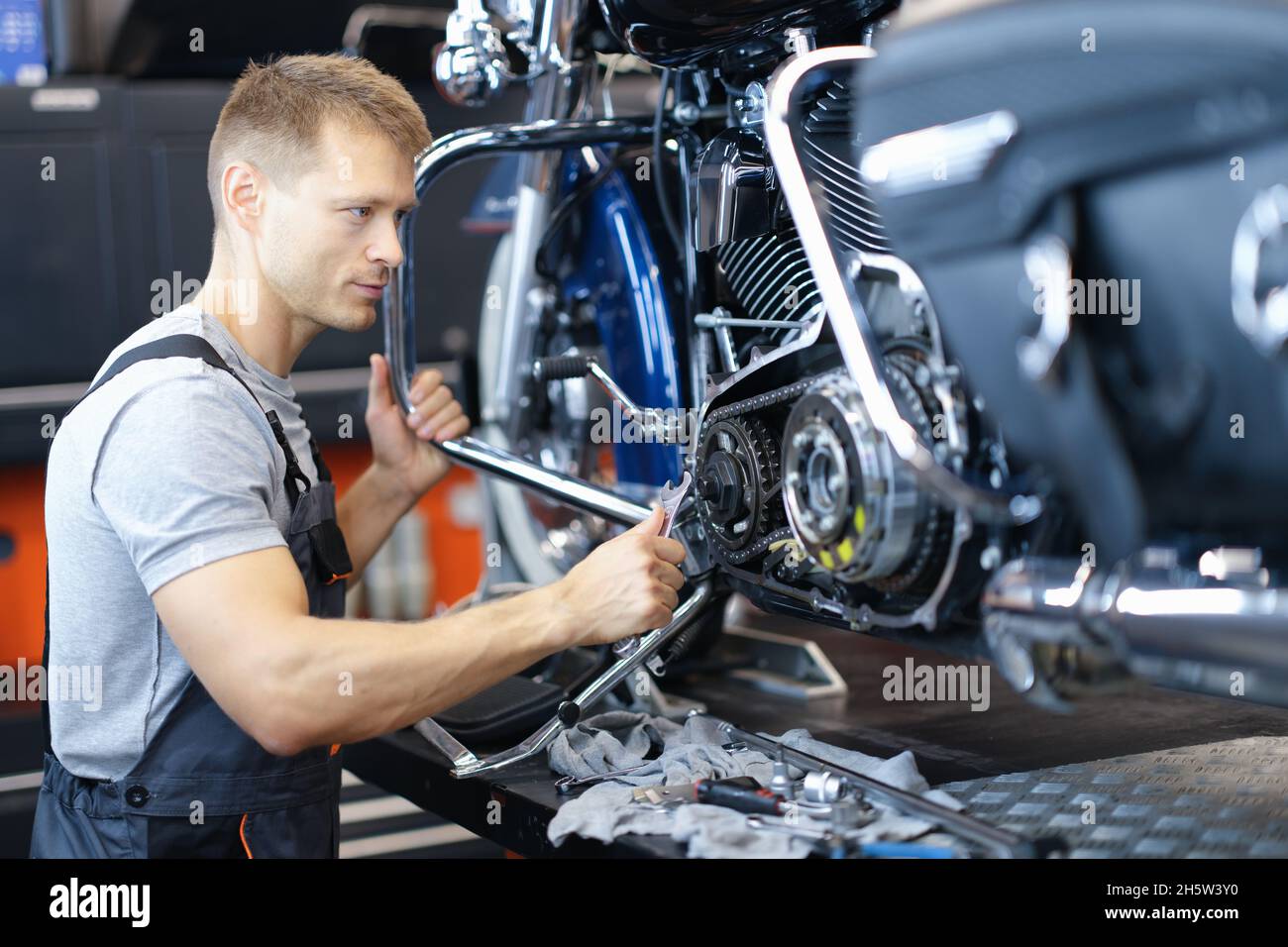 Car mechanic looks hi-res stock photography and images - Alamy