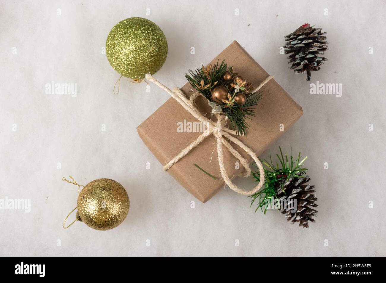 Gold bow around box hi-res stock photography and images - Alamy