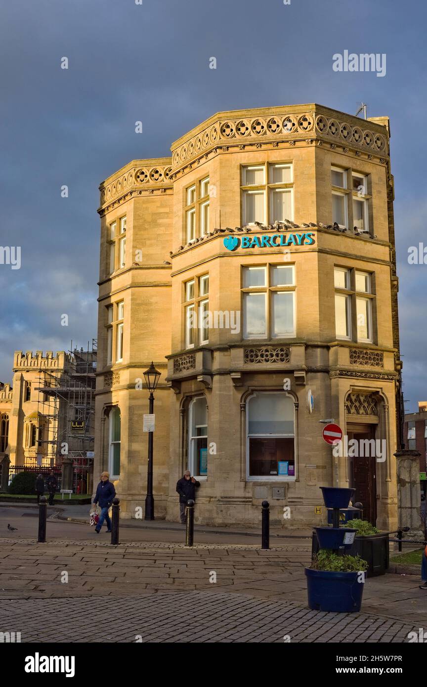 Bank building exterior day hi-res stock photography and images - Alamy
