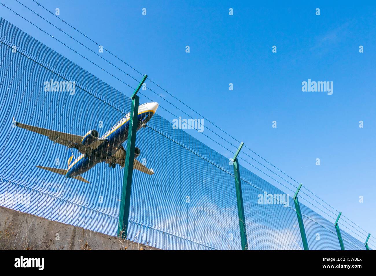 Airplane taking off and fence hi-res stock photography and images - Alamy