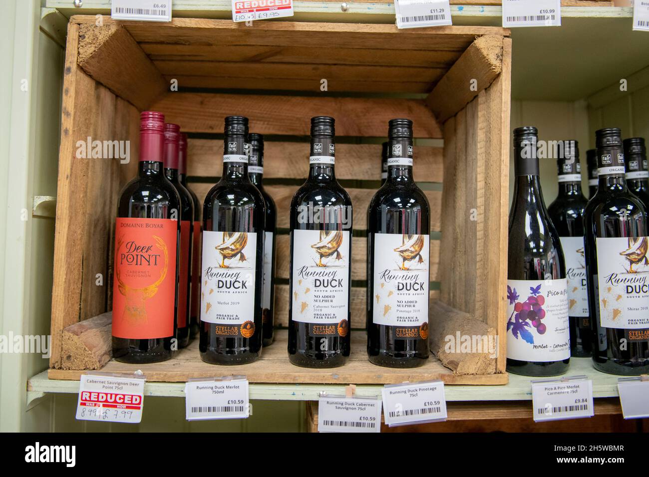 Wine shop interior shelves hi-res stock photography and images - Alamy
