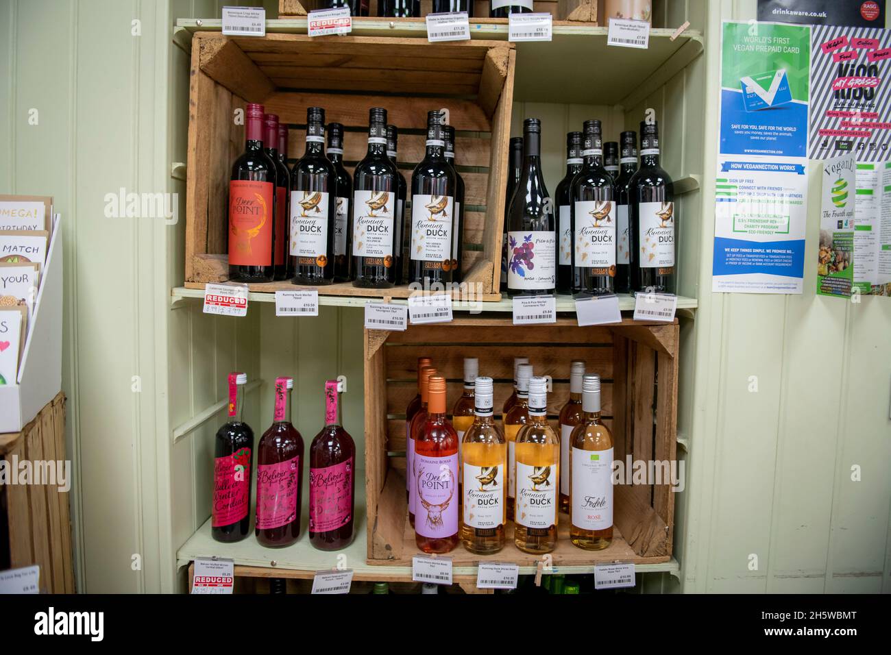 Wine shop interior shelves hi-res stock photography and images - Alamy