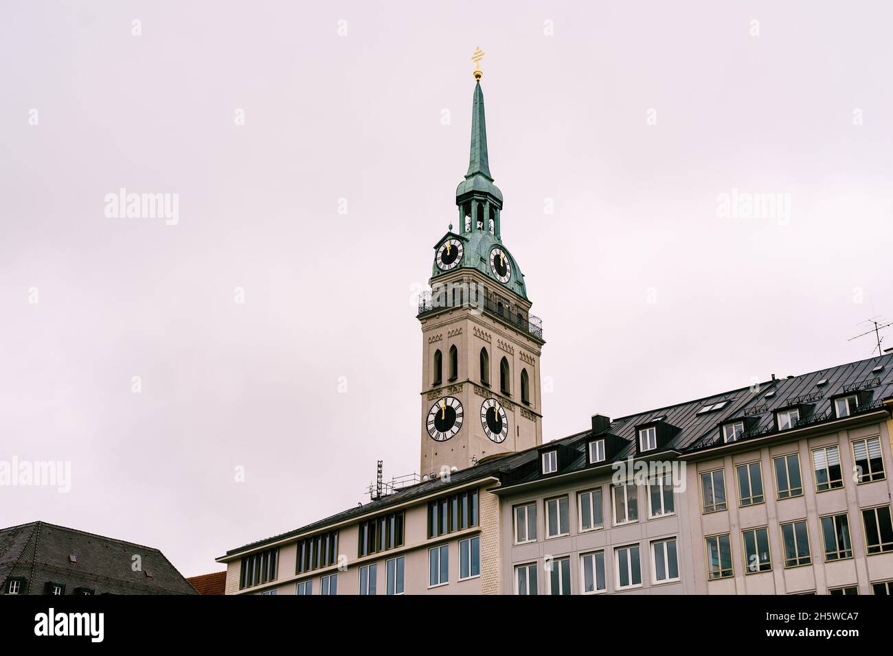Alter Peter Tower of St. Peter Church in Munich Stock Photo - Alamy