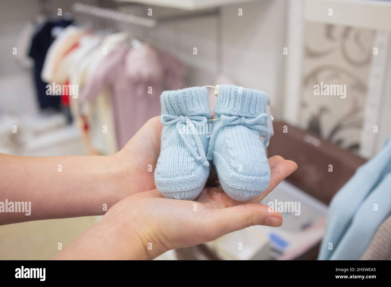 Second hand baby clothes hi-res stock photography and images - Alamy