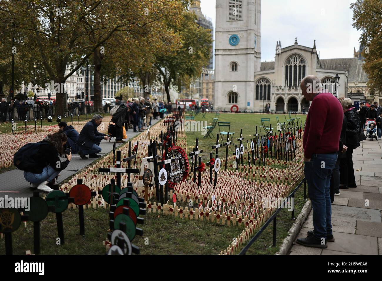 Members of the public seen paying tribute.The Westminster Abbey Field ...