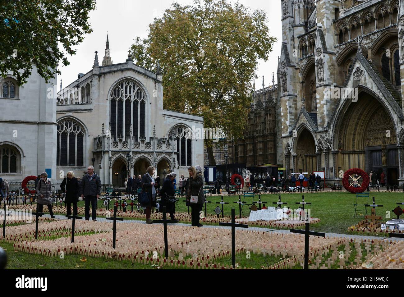 London, UK. 11th Nov, 2021. Members of the public seen paying tribute ...