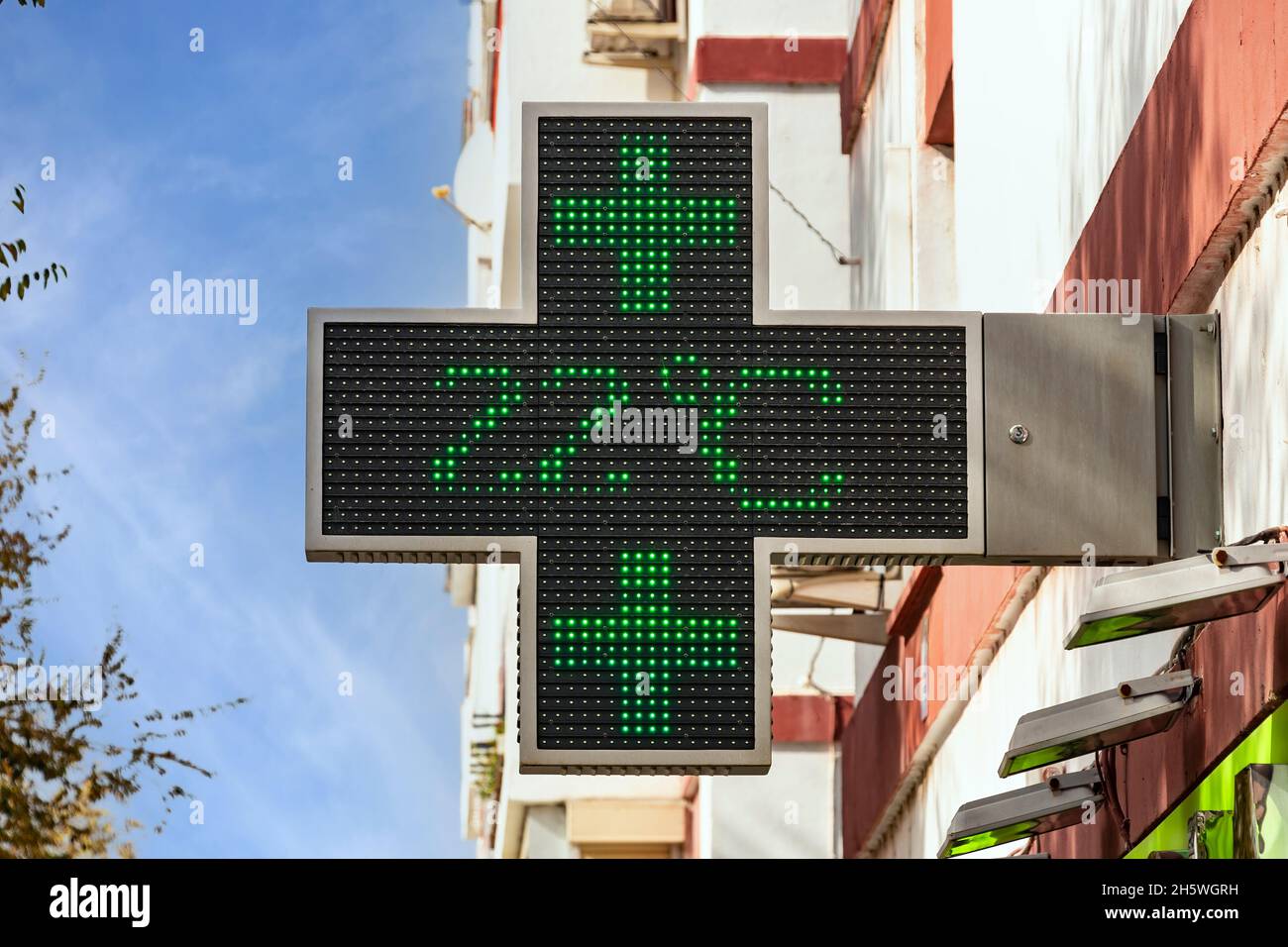 Pharmacy sign green cross hi-res stock photography and images - Alamy