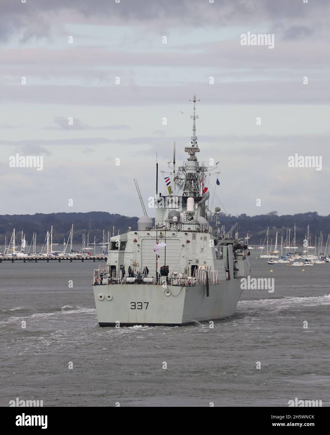 The Royal Canadian Navy Halifax class frigate HMCS FREDERICTON (FFH337 ...
