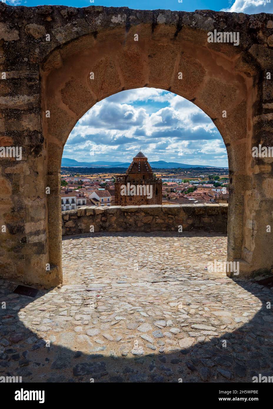 Stone arched gateway in the medieval castle of Trujillo Stock Photo - Alamy