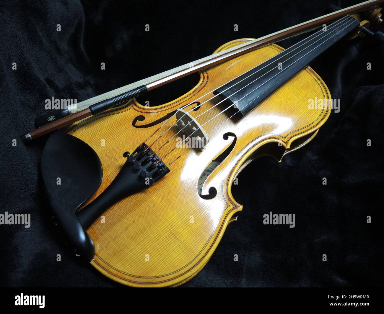 Violin and bow in the black background Stock Photo - Alamy
