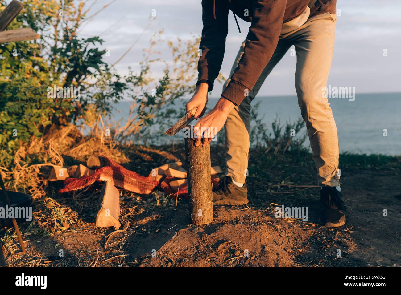 Man chops firewood wood hi-res stock photography and images - Alamy